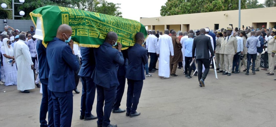 Inhumation d’Abdoulaye Diallo : Djékanou fait ses adieux à son Inhumation d’Abdoulaye Diallo : Djékanou fait ses adieux à son